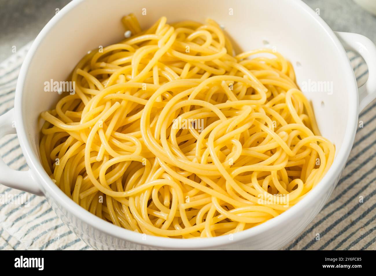 Homemade Cooked Italian Spaghetti Pasta in a Strainer Stock Photo - Alamy
