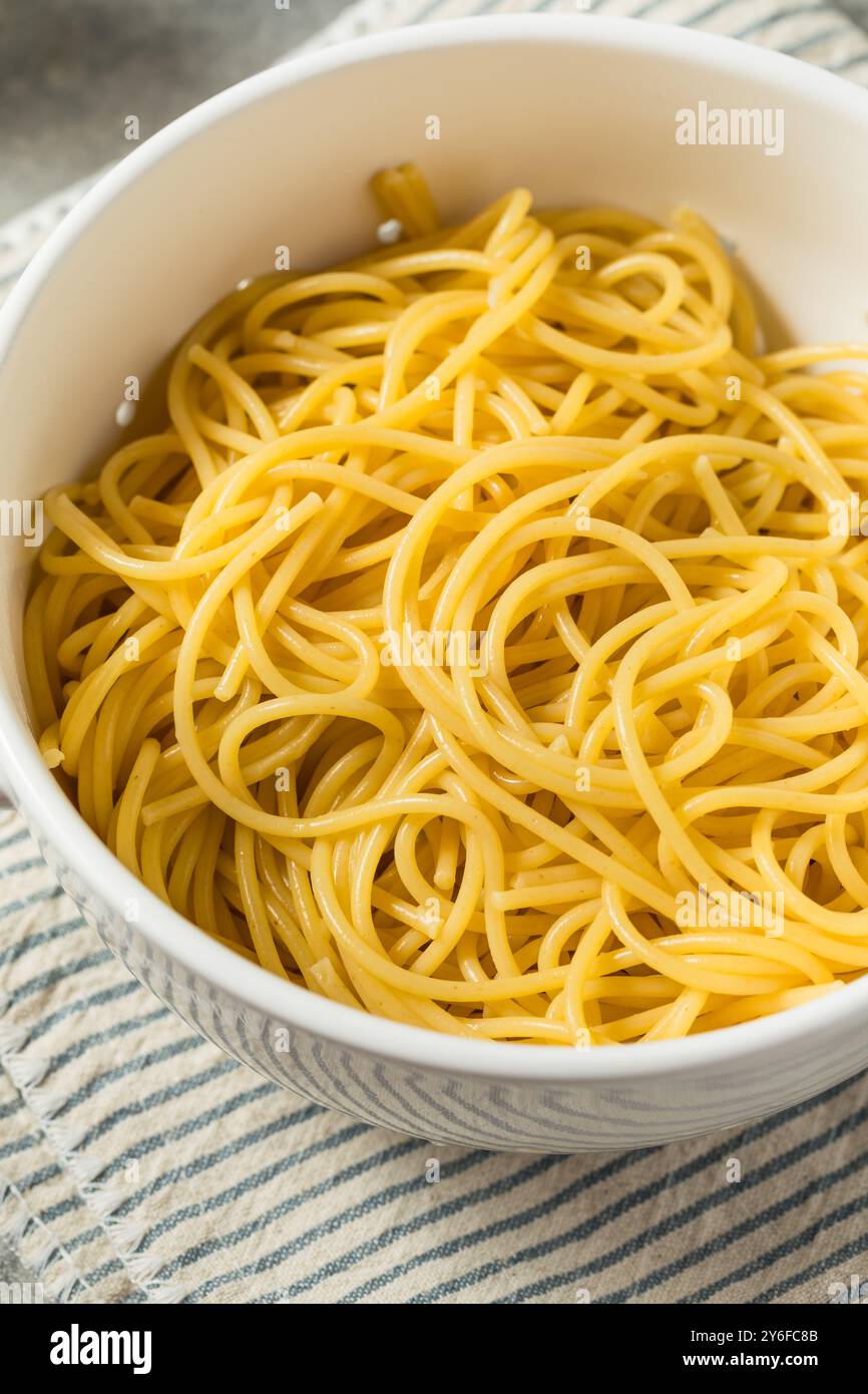 Homemade Cooked Italian Spaghetti Pasta in a Strainer Stock Photo - Alamy