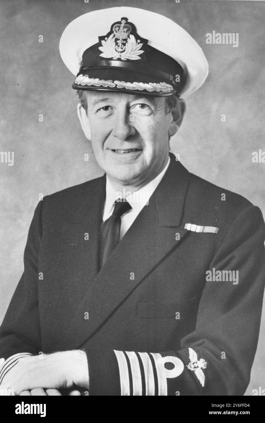 CAPTAIN BRIAN YOUNG , HMS ANTRIM SKIPPER FALKLANDS, 1982 PIC MIKE ...