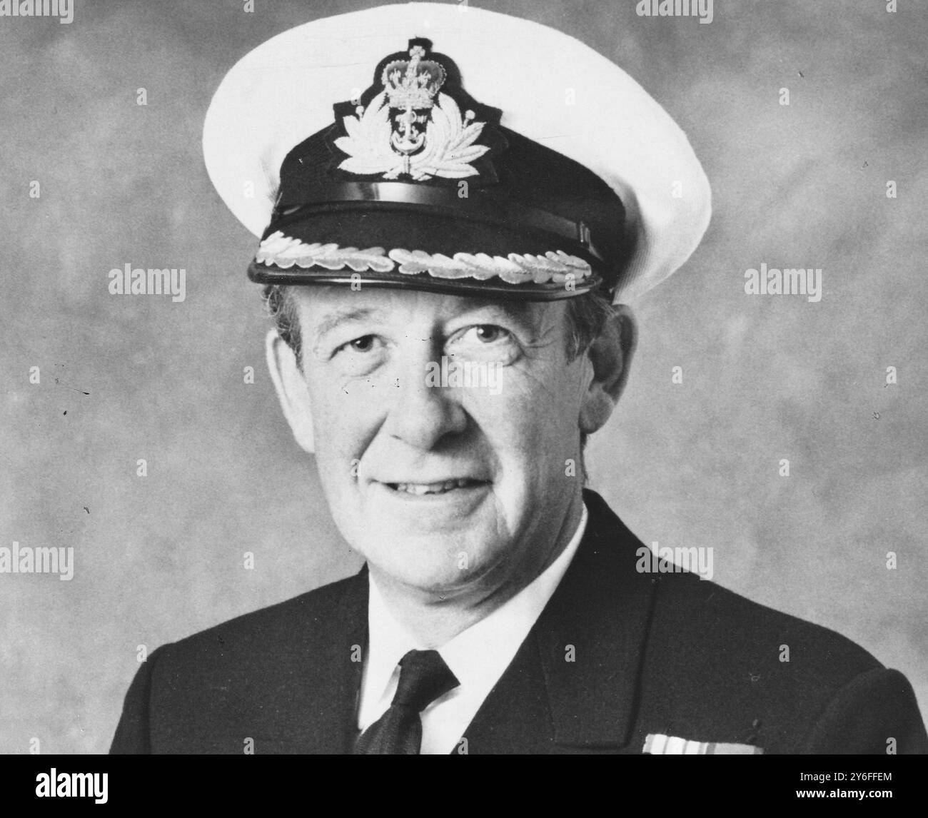 CAPTAIN BRIAN YOUNG , HMS ANTRIM SKIPPER FALKLANDS, 1982 PIC MIKE ...