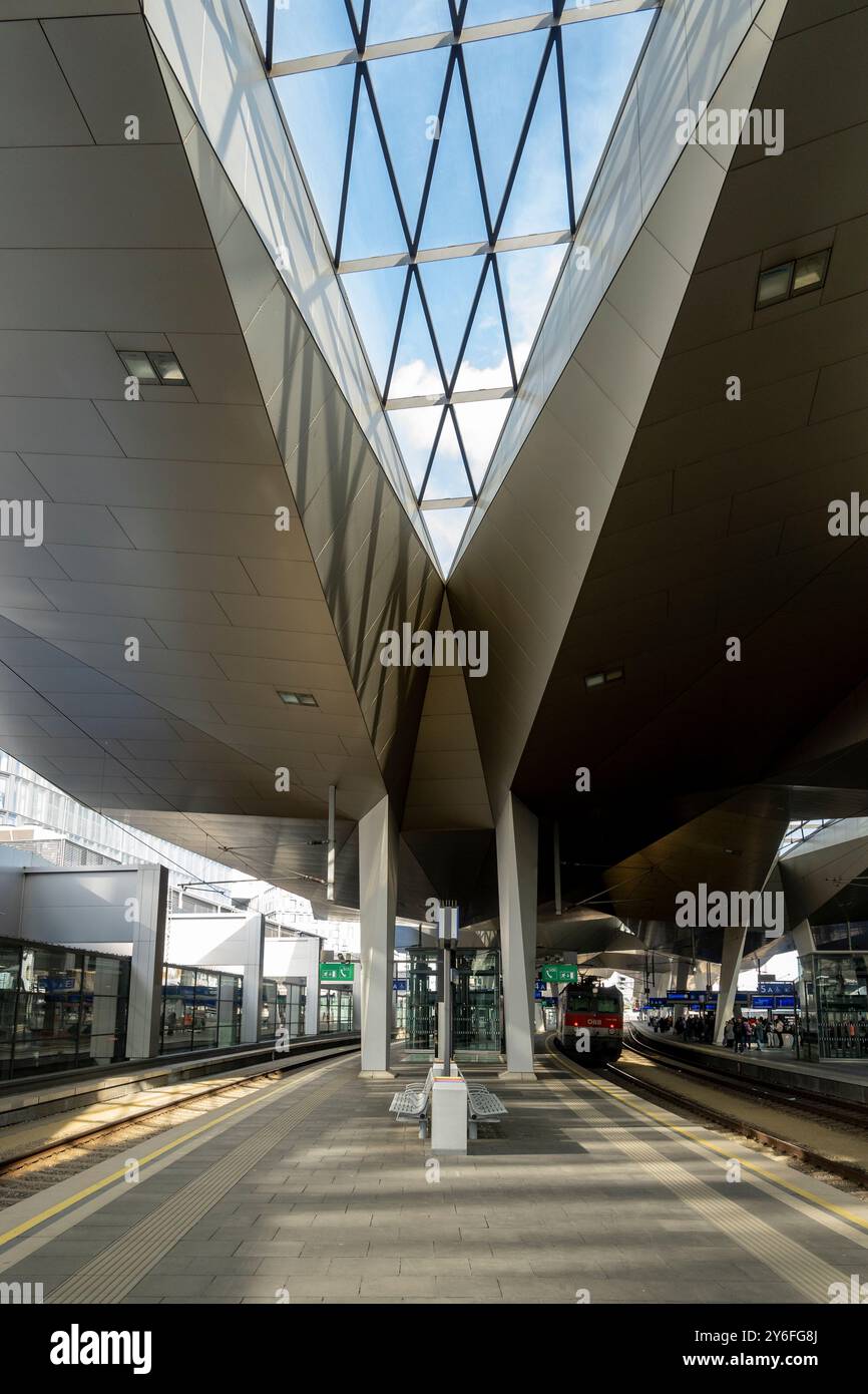 Vienna Main Station architecture Stock Photo - Alamy