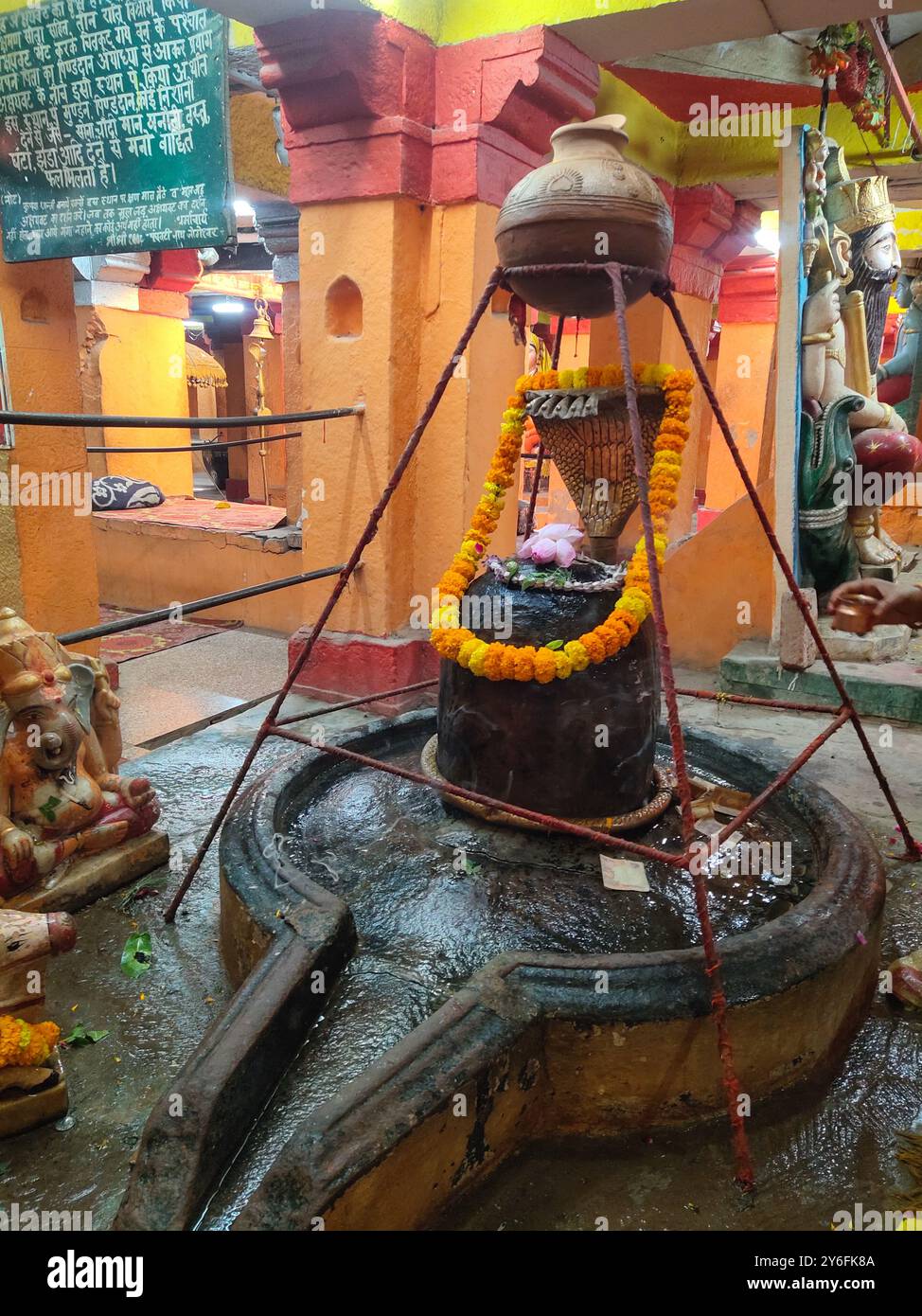 Shiva lingam shivling shiv hi-res stock photography and images - Alamy