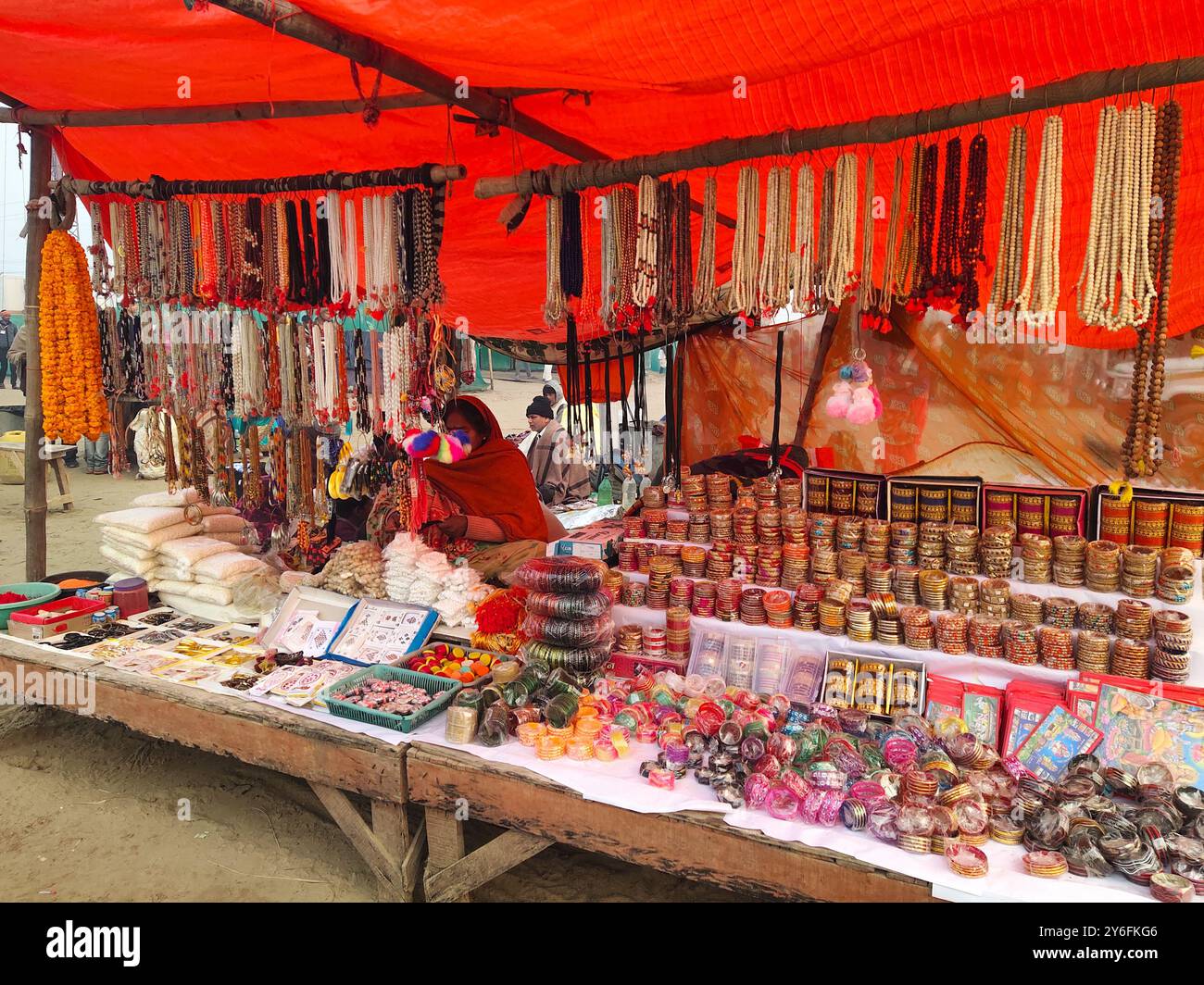 Hindu religious items shop india hi-res stock photography and images ...