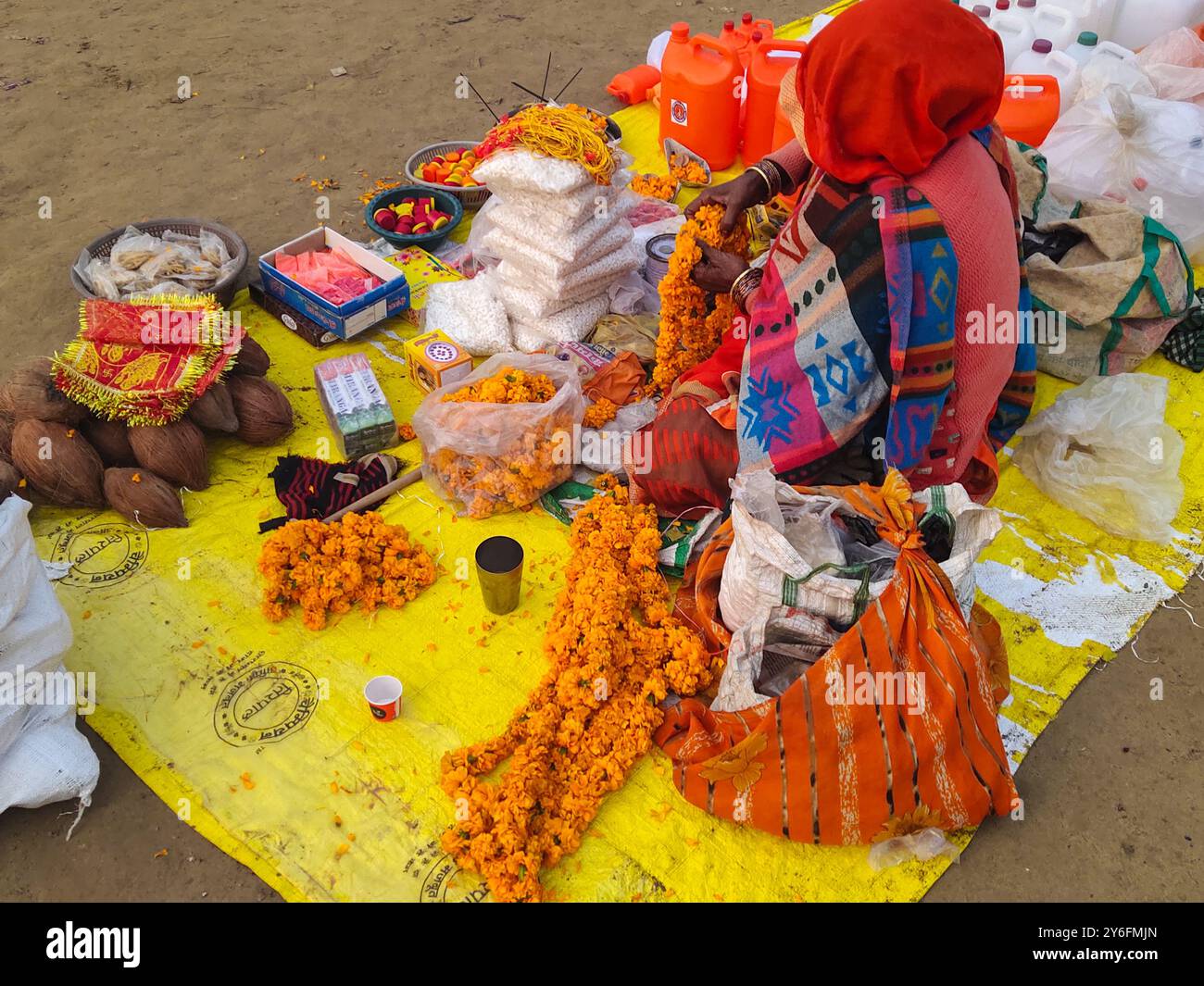 Hindu religious items shop india hi-res stock photography and images ...