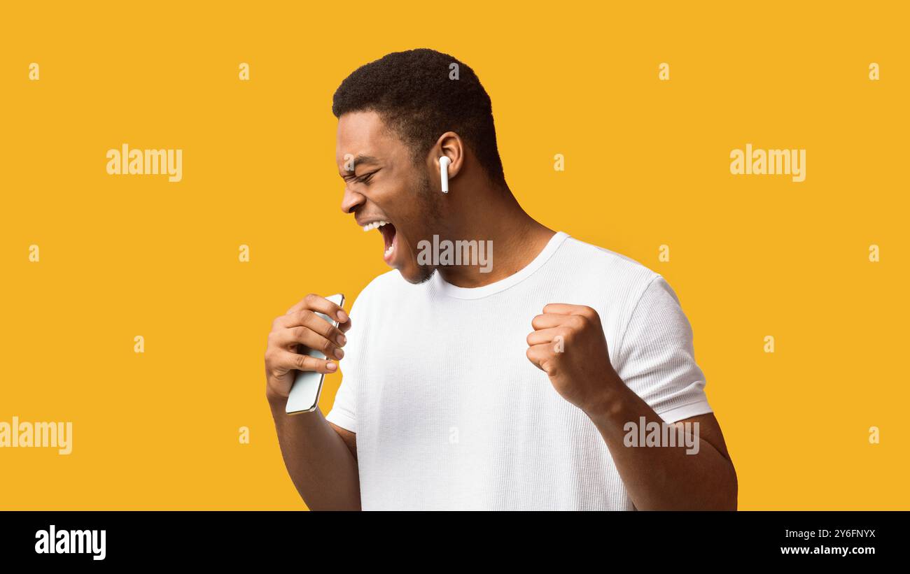 Man using headphones sing hi-res stock photography and images - Alamy