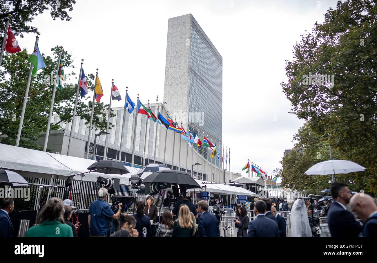 New York, USA. 25th Sep, 2024. Reporters stand outside the UN compound ...