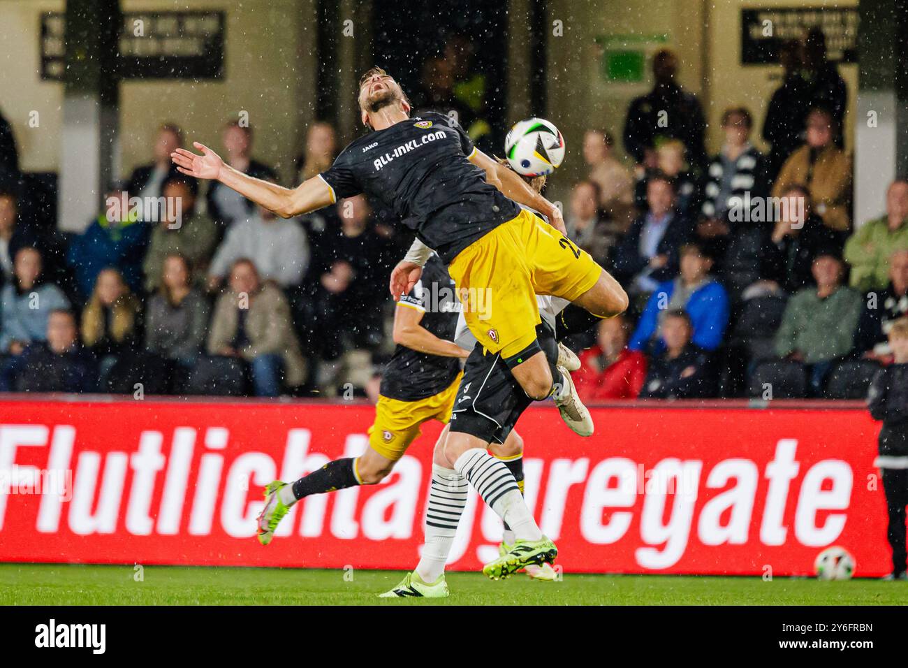 v.l. Lars Buenning (SG Dynamo Dresden, #23), Jonas Arweiler (SC Verl ...