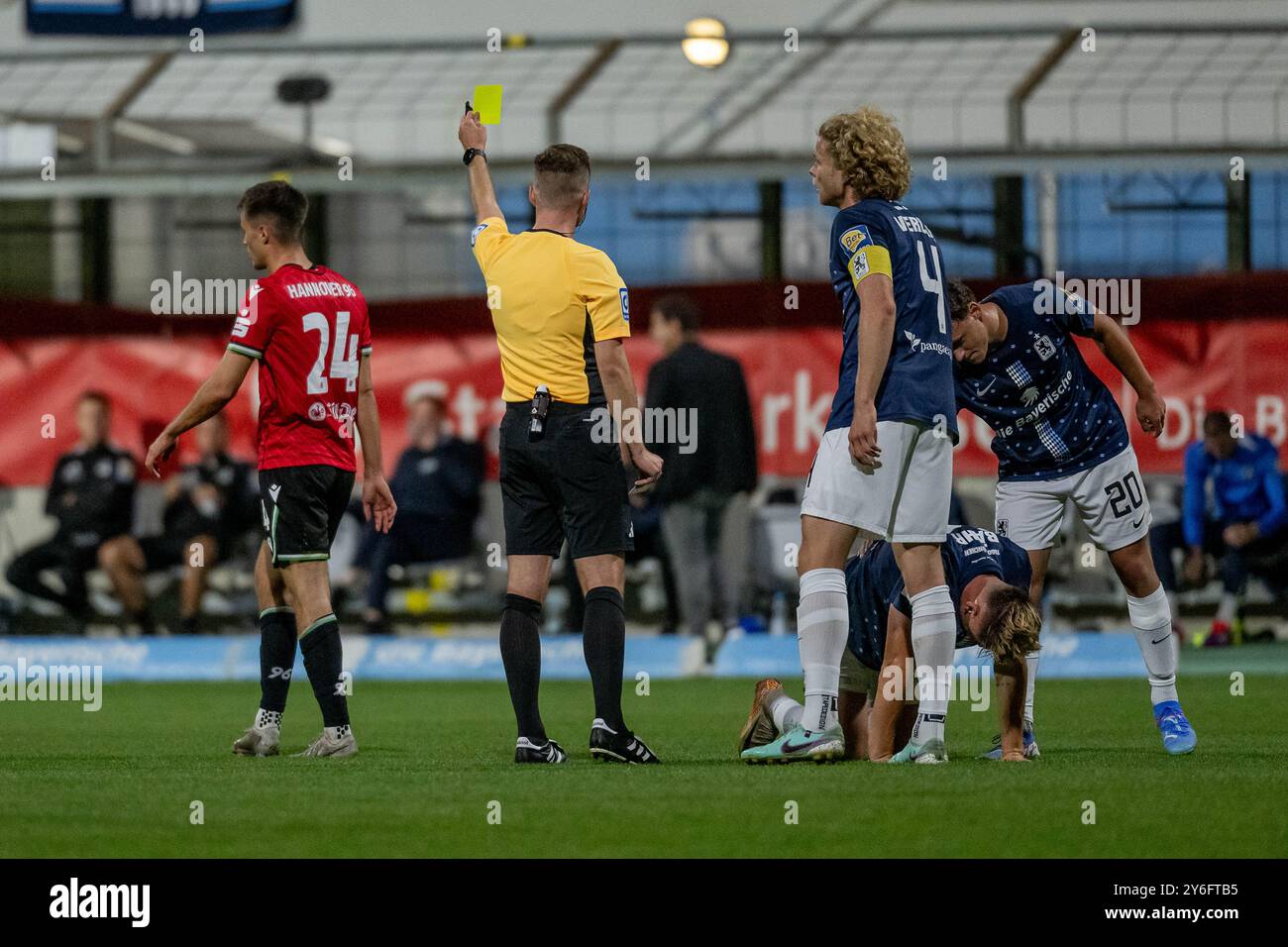 Robin Kalem (Hannover 96 II, #24) bekommt nach einem Foul von Martin ...