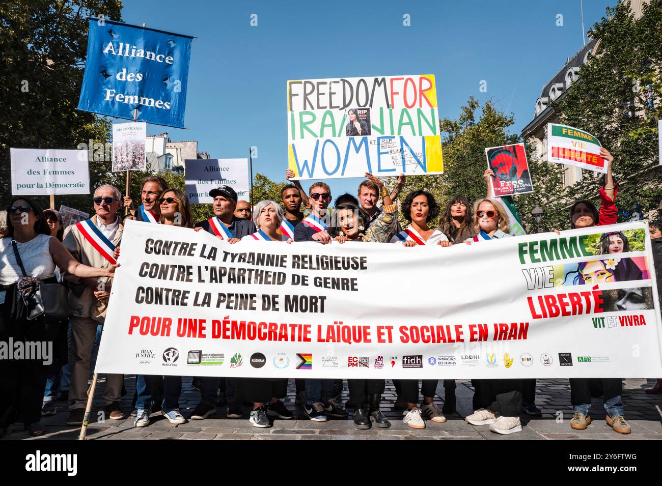 The banner Femme Vie Liberte, with elected officials from the city of ...