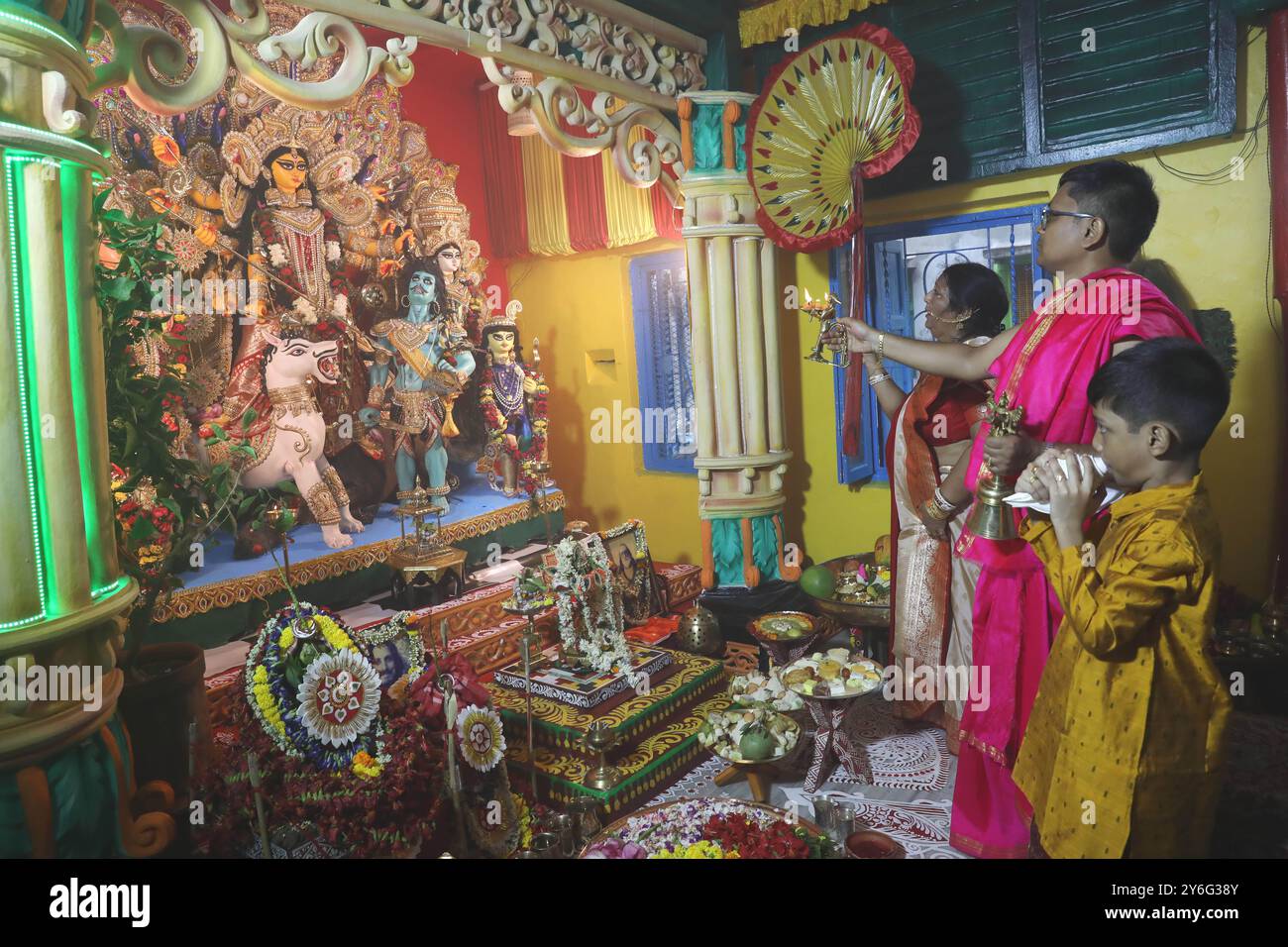 Kolkata, West Bengal, India. 25th Sep, 2024. Devotee's perform rituals ...