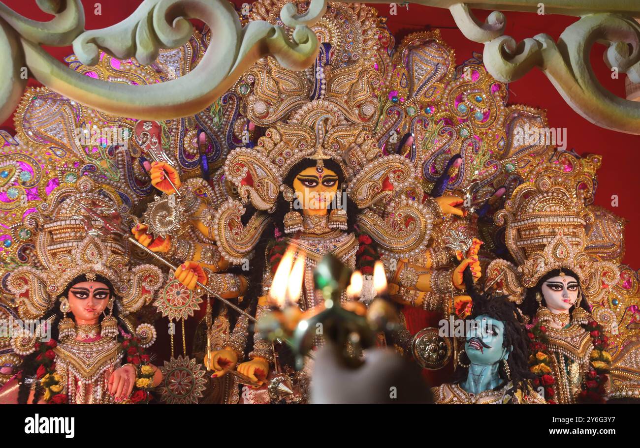 Kolkata, West Bengal, India. 25th Sep, 2024. A devotee perform rituals ...