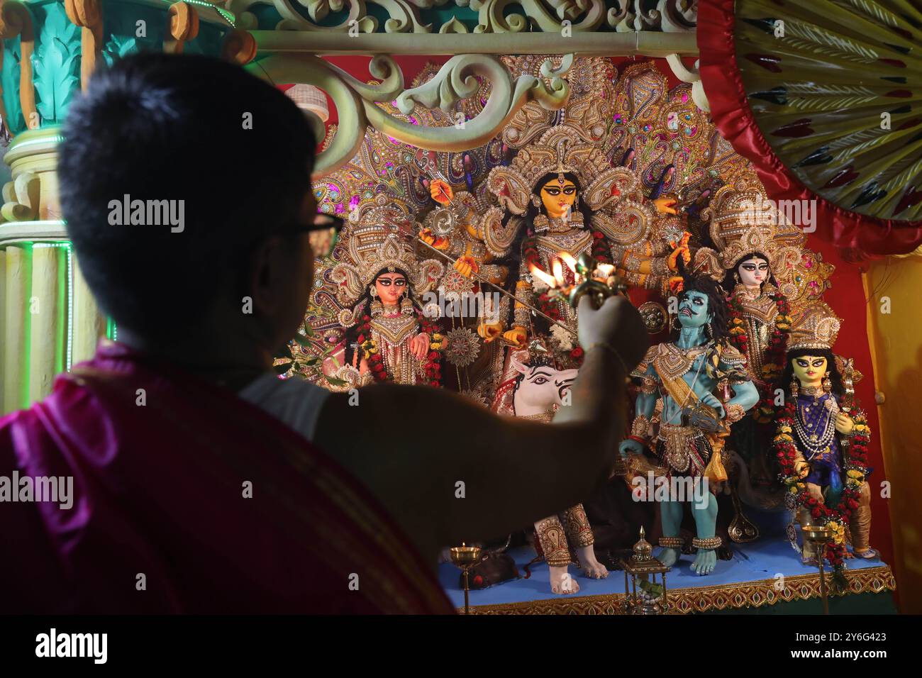Kolkata, West Bengal, India. 25th Sep, 2024. A devotee perform rituals ...