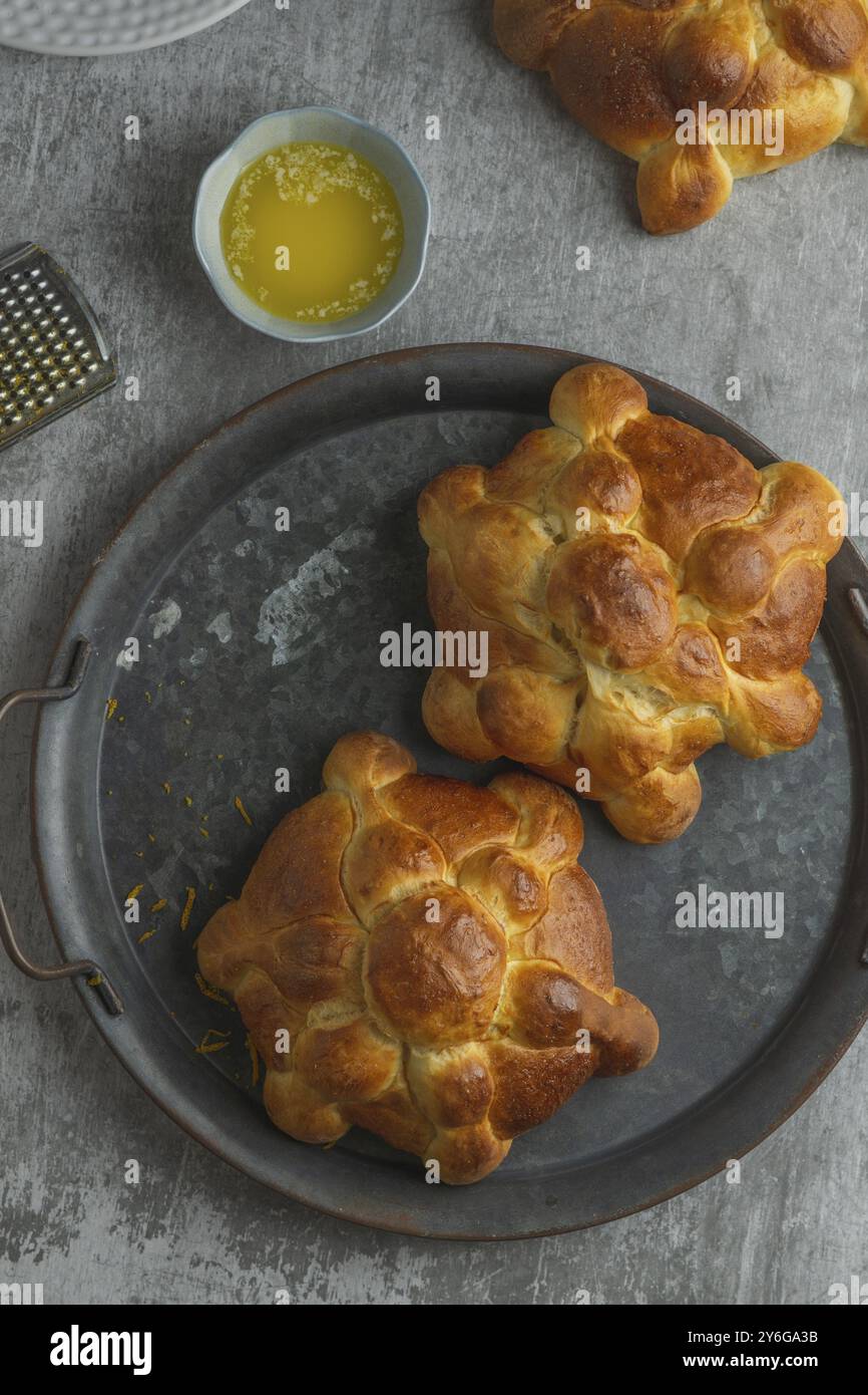 Food Photography, Mexican pan de muertos for day of the dead. Top view ...