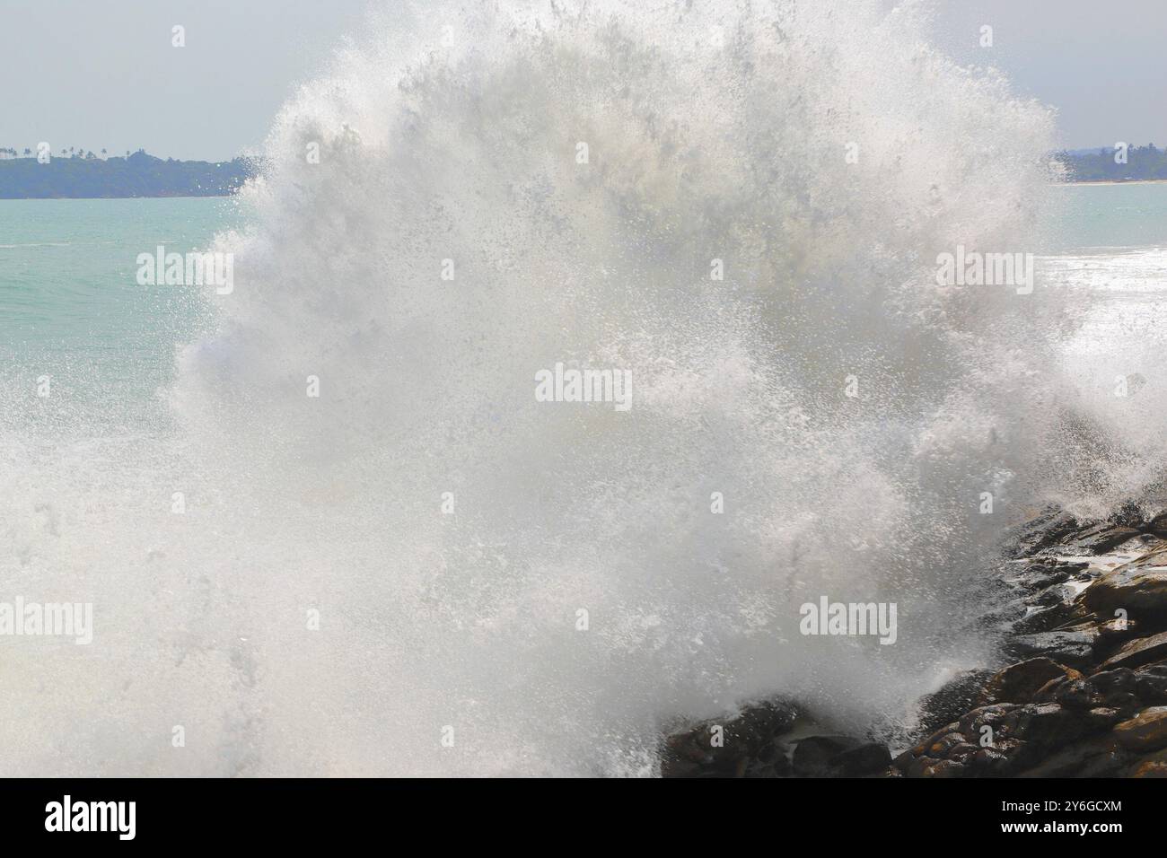 Ocean wave breaks on rocks hi-res stock photography and images - Alamy