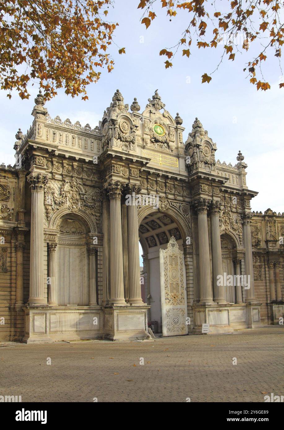 Gates of dolmabahce palace in istanbul, turkey Stock Photo - Alamy