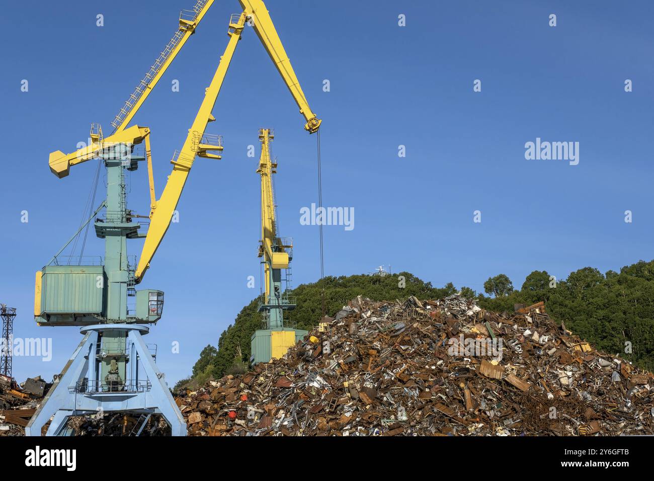Loading scrap in port hi-res stock photography and images - Alamy