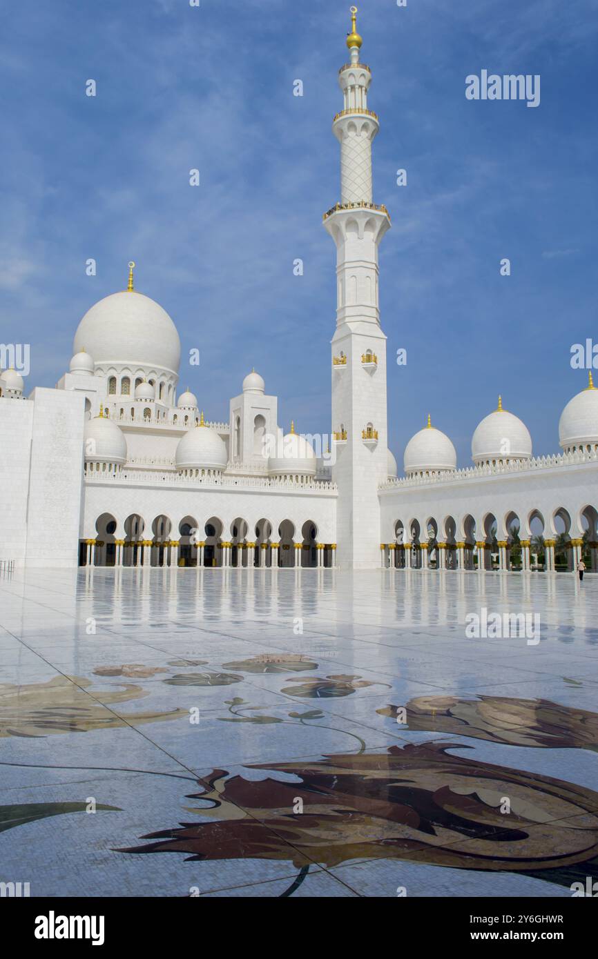 Abu Dhabi, U.A.E, May 2014: Sheikh Zayed Mosque: symbol of islam Stock ...