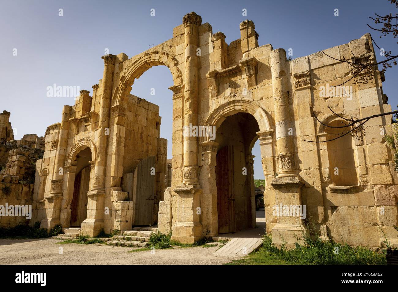 South Gate at historical Roman ruin site of Gerasa, Jerash, Jordan ...
