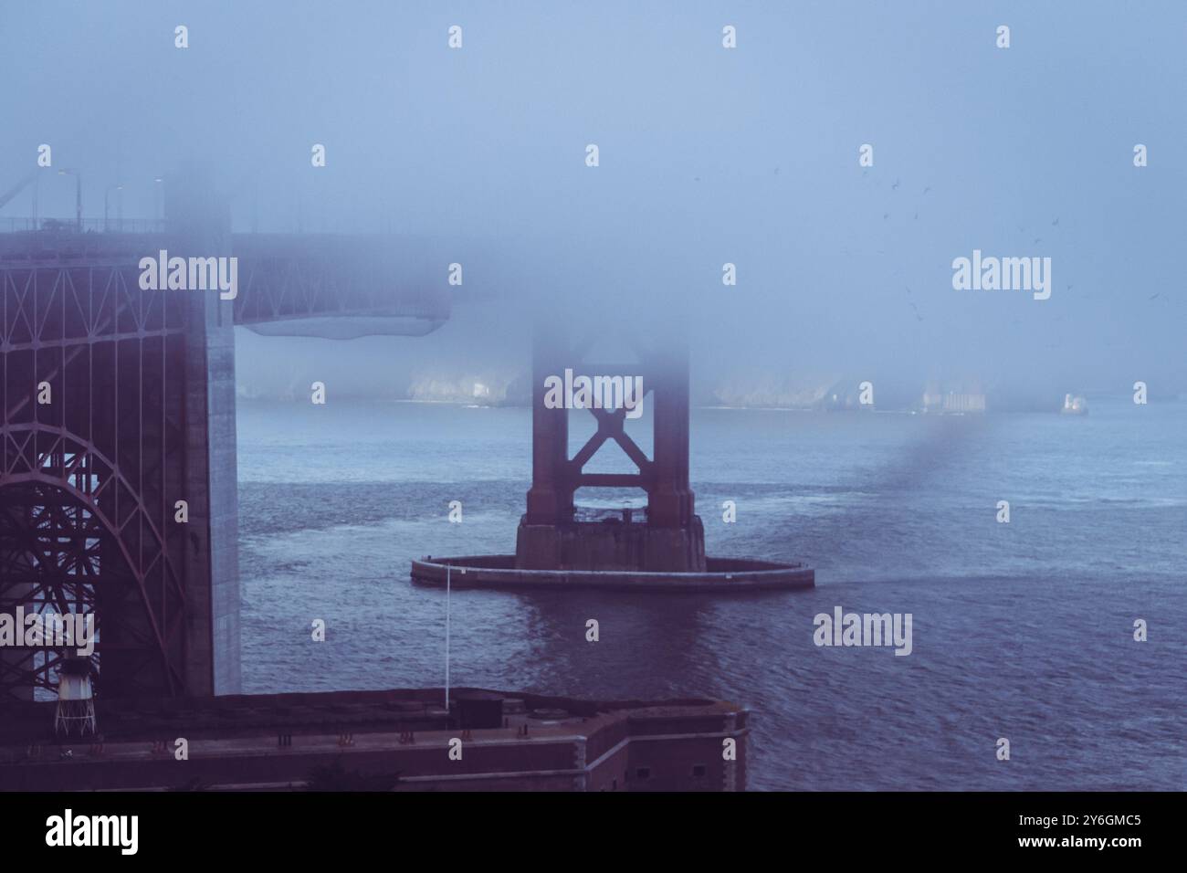 San Francisco Golden Gate bridge in winter fog Stock Photo - Alamy
