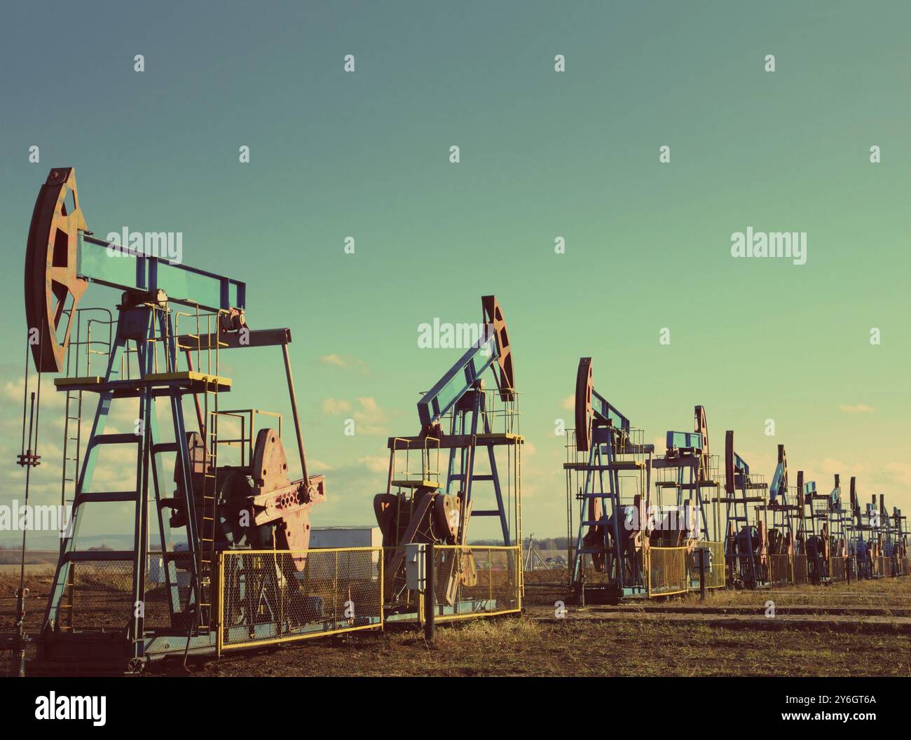 Working oil pumps in row hi-res stock photography and images - Alamy