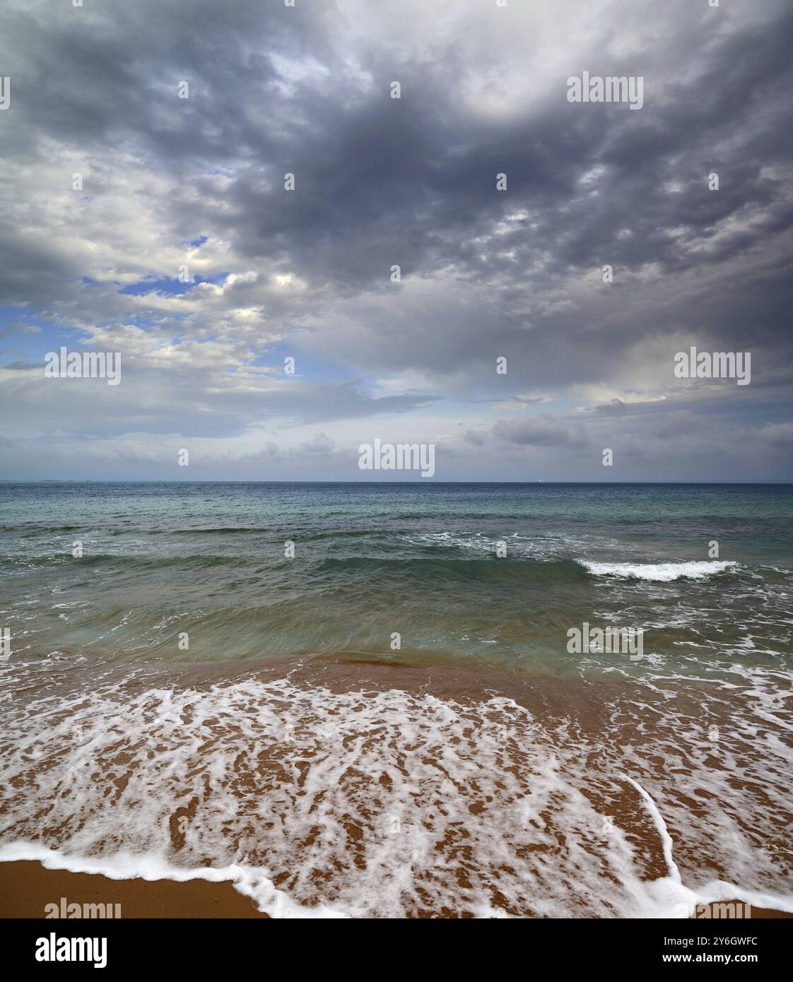Moody sky and sea hi-res stock photography and images - Alamy