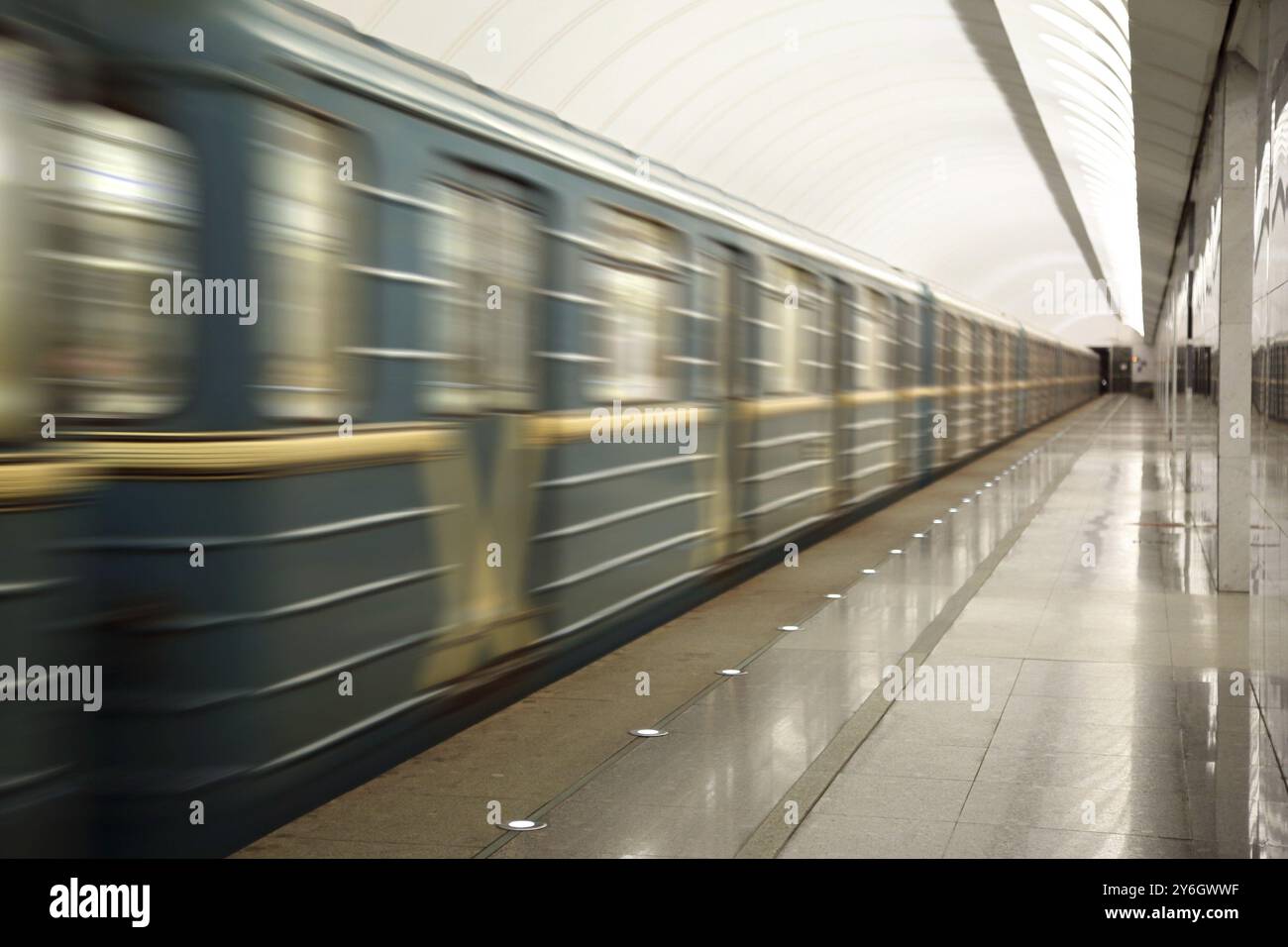 Train fast moving at subway station Stock Photo - Alamy