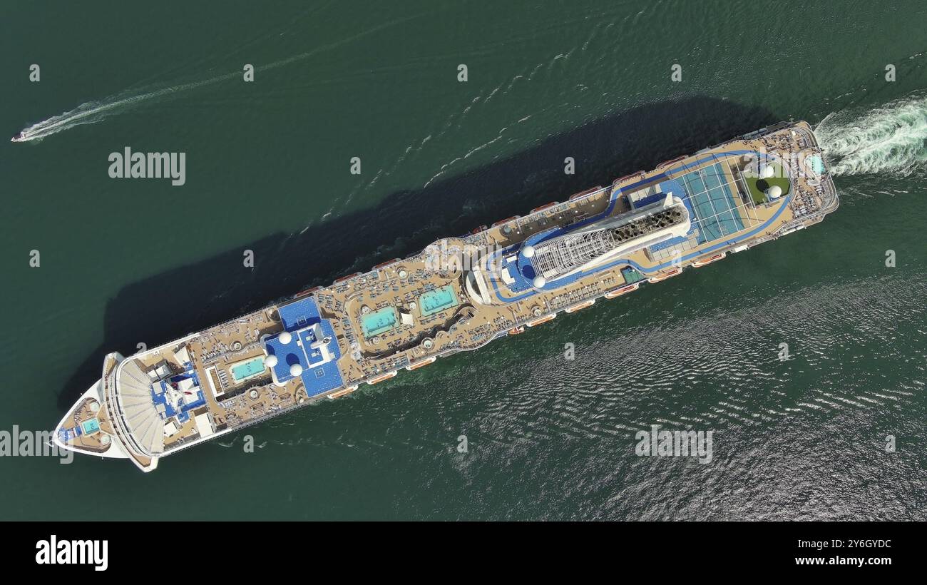 Aerial photos of cruise ships hi-res stock photography and images - Alamy