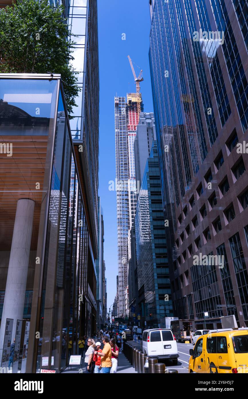 Looking west along E.43rd Street near Madison Avenue down the corridor ...