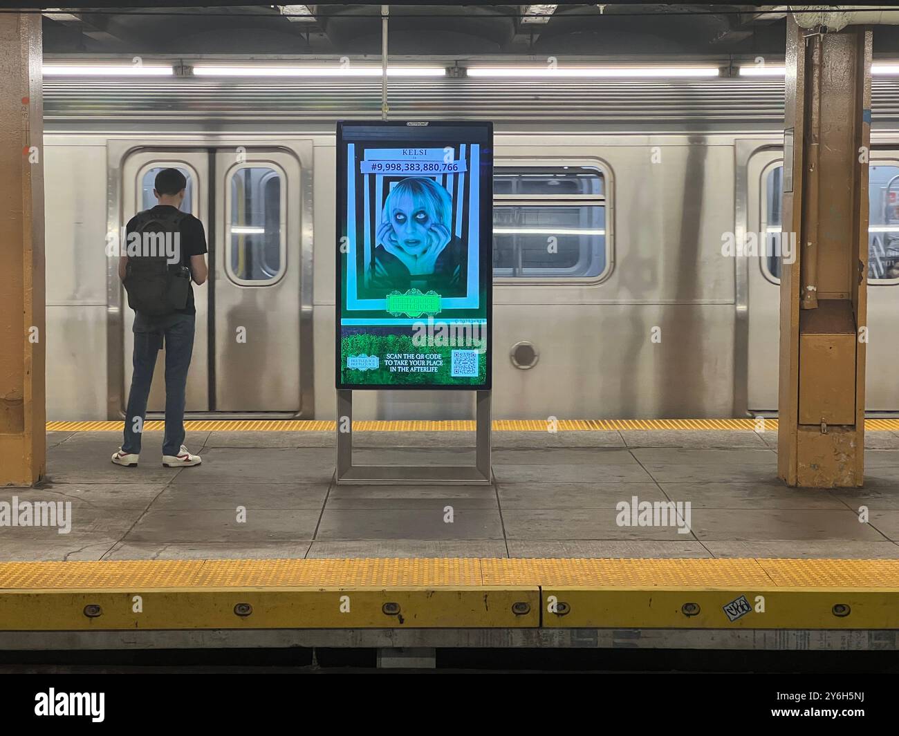 Subway train pulling into the station at 7th Avenue in Park SLope ...