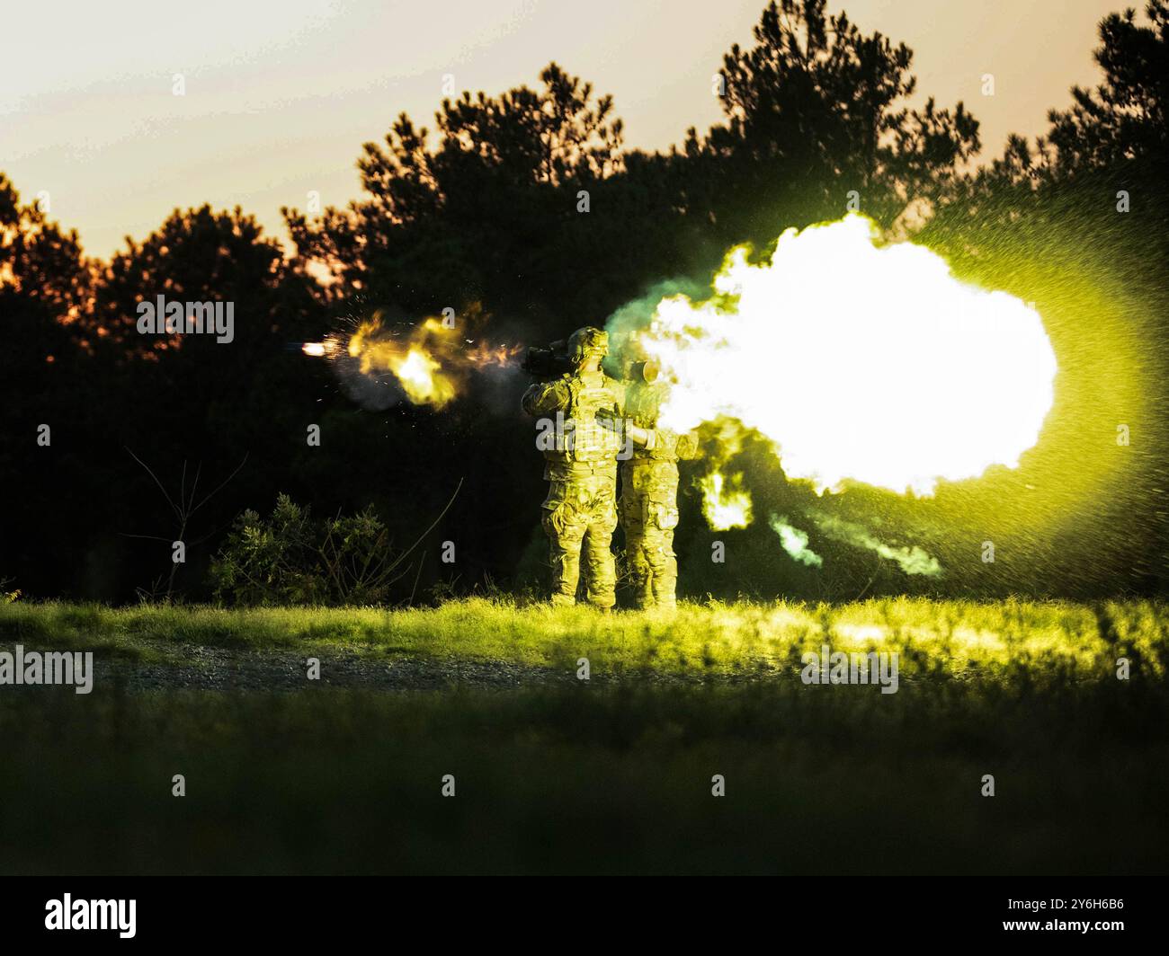 U.S. Army Paratroopers from the 2nd Battalion, 325th Airborne Infantry ...