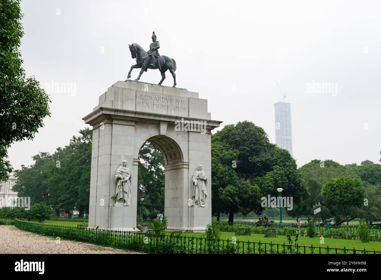 The king edward vii memorial arch is standing on a green grass field in ...