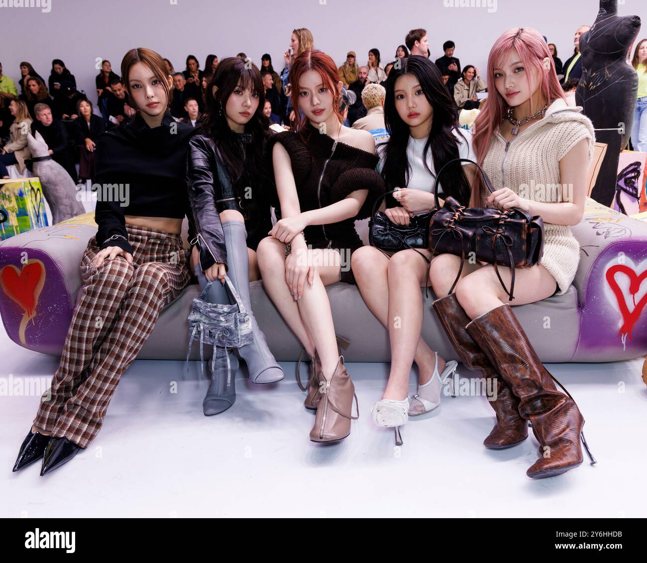 Paris, Frankreich. 25th Sep, 2024. Yunah, Moka, Minju, Wonhee and Iroha ...