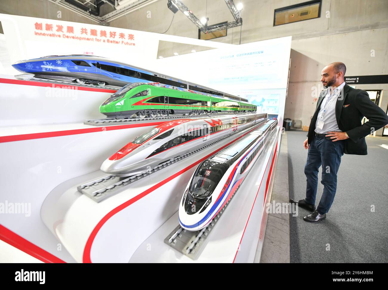 (240926) -- BEIJING, Sept. 26, 2024 (Xinhua) -- A man visits the booth ...