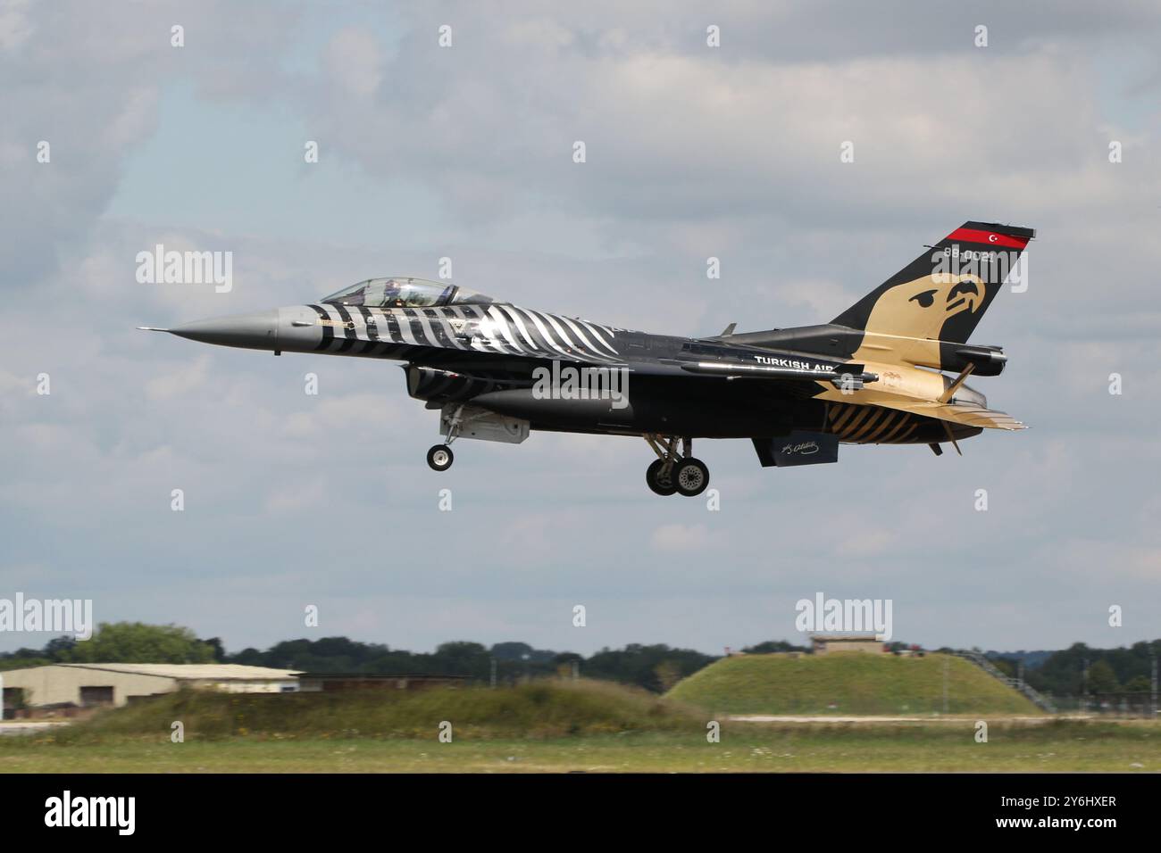 88-0021, a General Dynamics F-16C Fighting Falcon, operated by the Solo ...