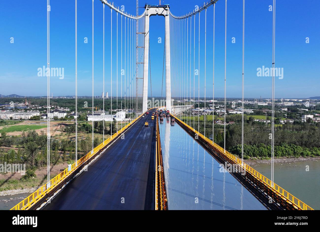 Aerial photo shows the Longtan Yangtze River Bridge under construction ...