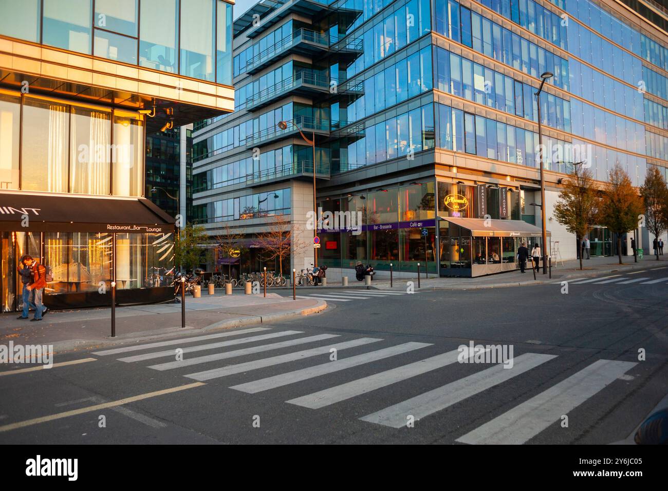 Empty street scenes hi-res stock photography and images - Alamy