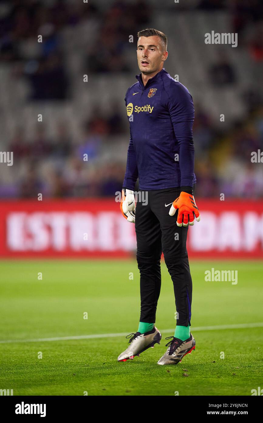 BARCELONA, SPAIN - SEPTEMBER 25: Inaki Pena of FC Barcelona warms up ...