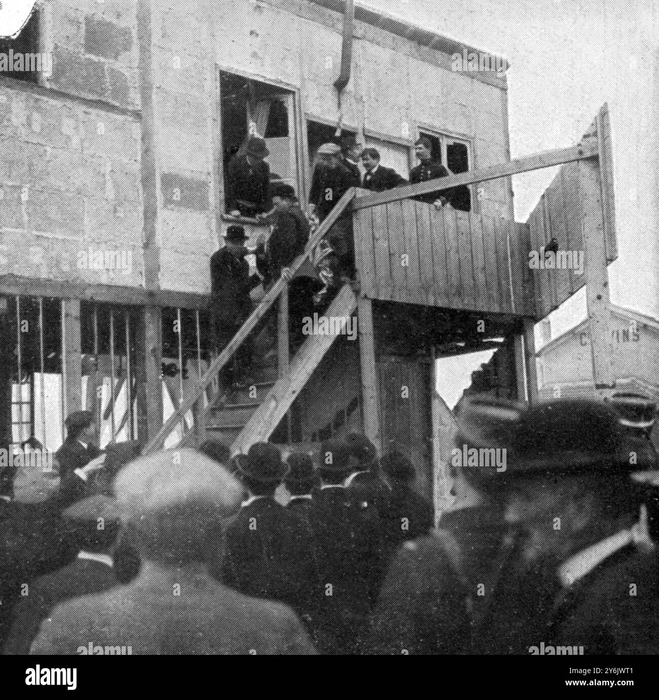 Chief of the Bonnot gang , Jules Bonnot ,run to earth in a garage at ...