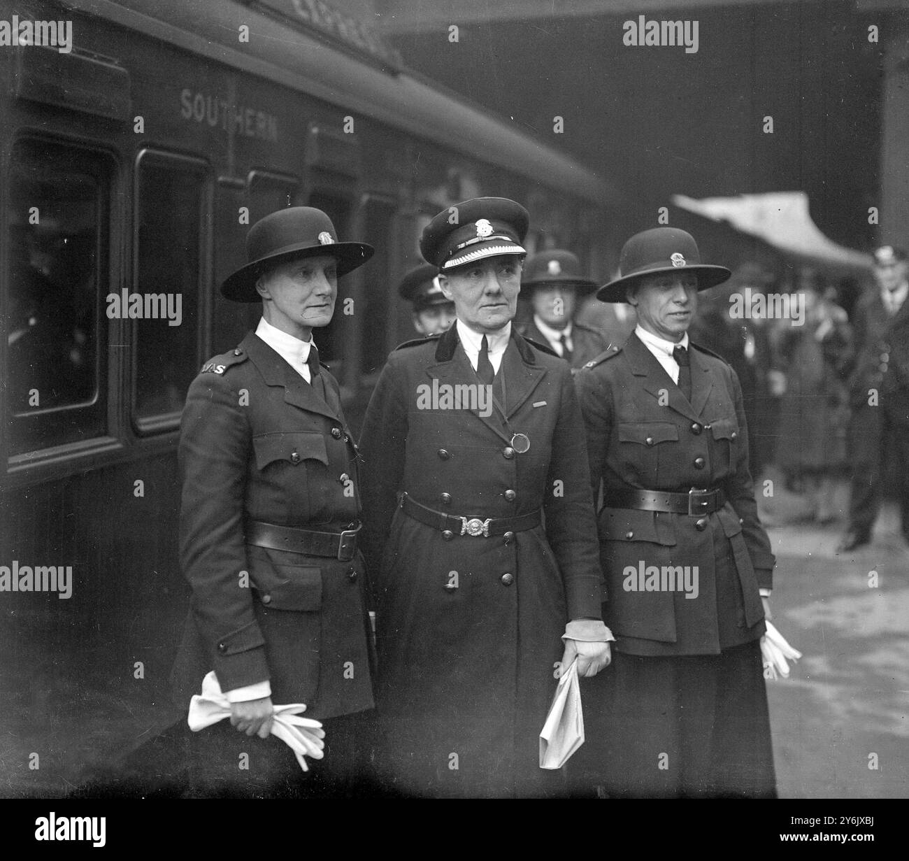 Members of the Women ' s Auxiliary Service leaving Victoria Railway ...