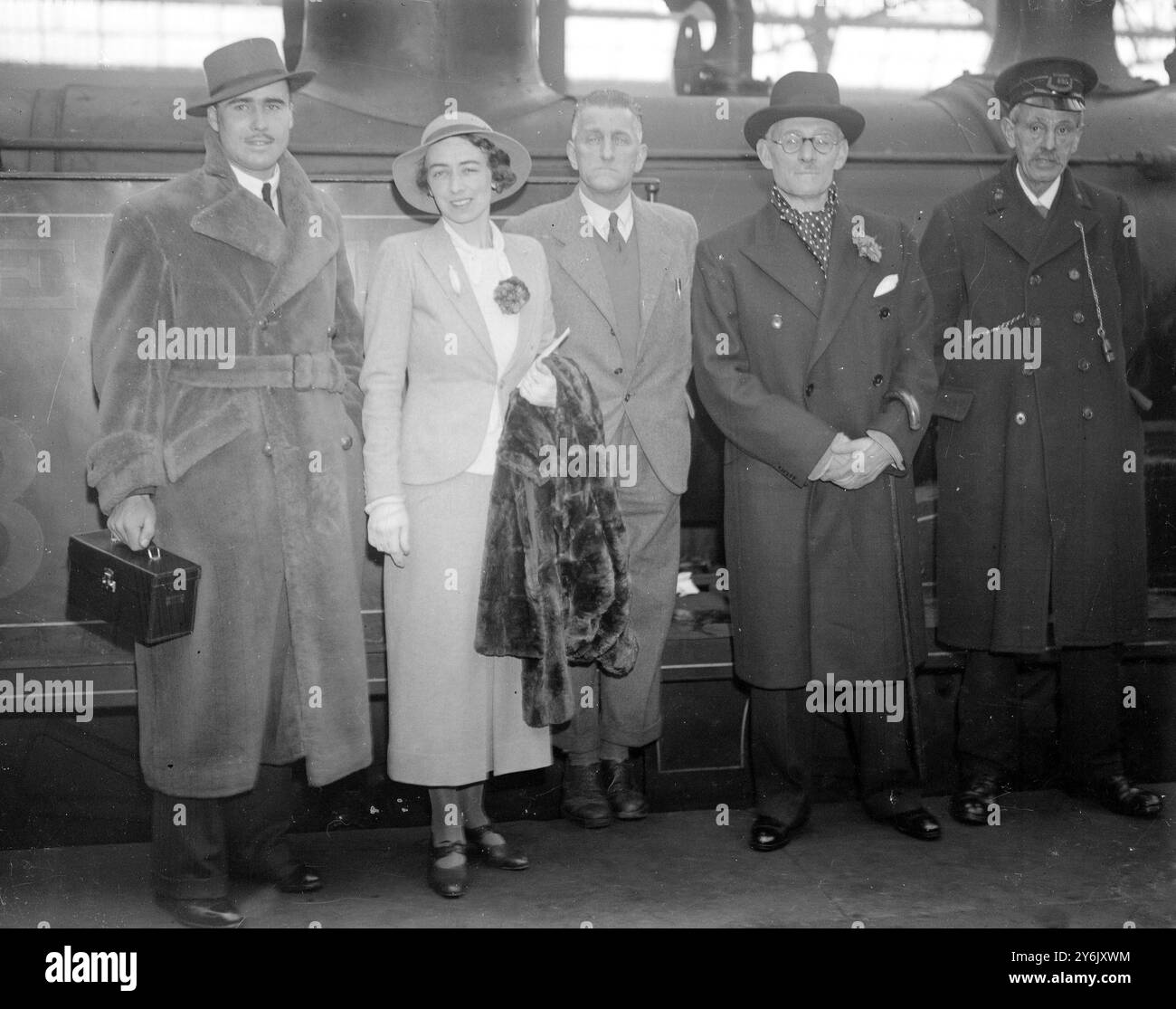 Mount everest left Black and White Stock Photos & Images - Alamy