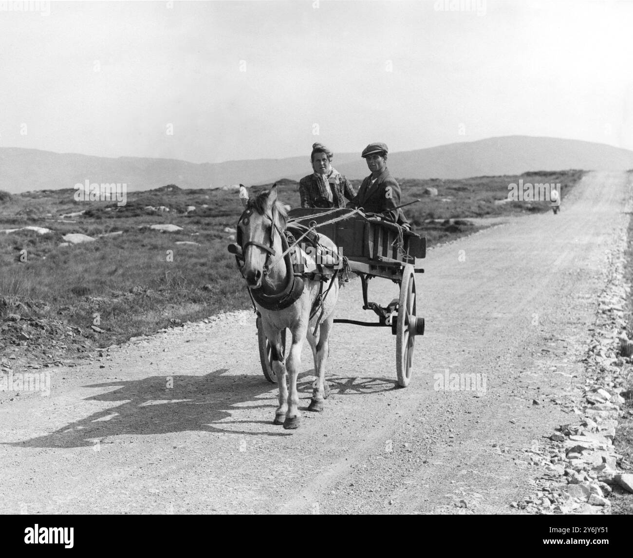 Ireland horse drawn cart Black and White Stock Photos & Images - Alamy