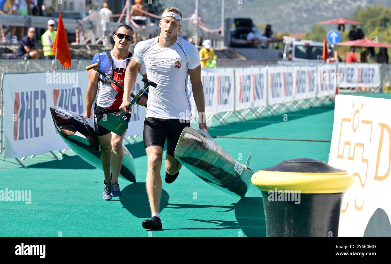 Peter Soltesz (HUN) goes through the portage in the C1 Men Senior race ...
