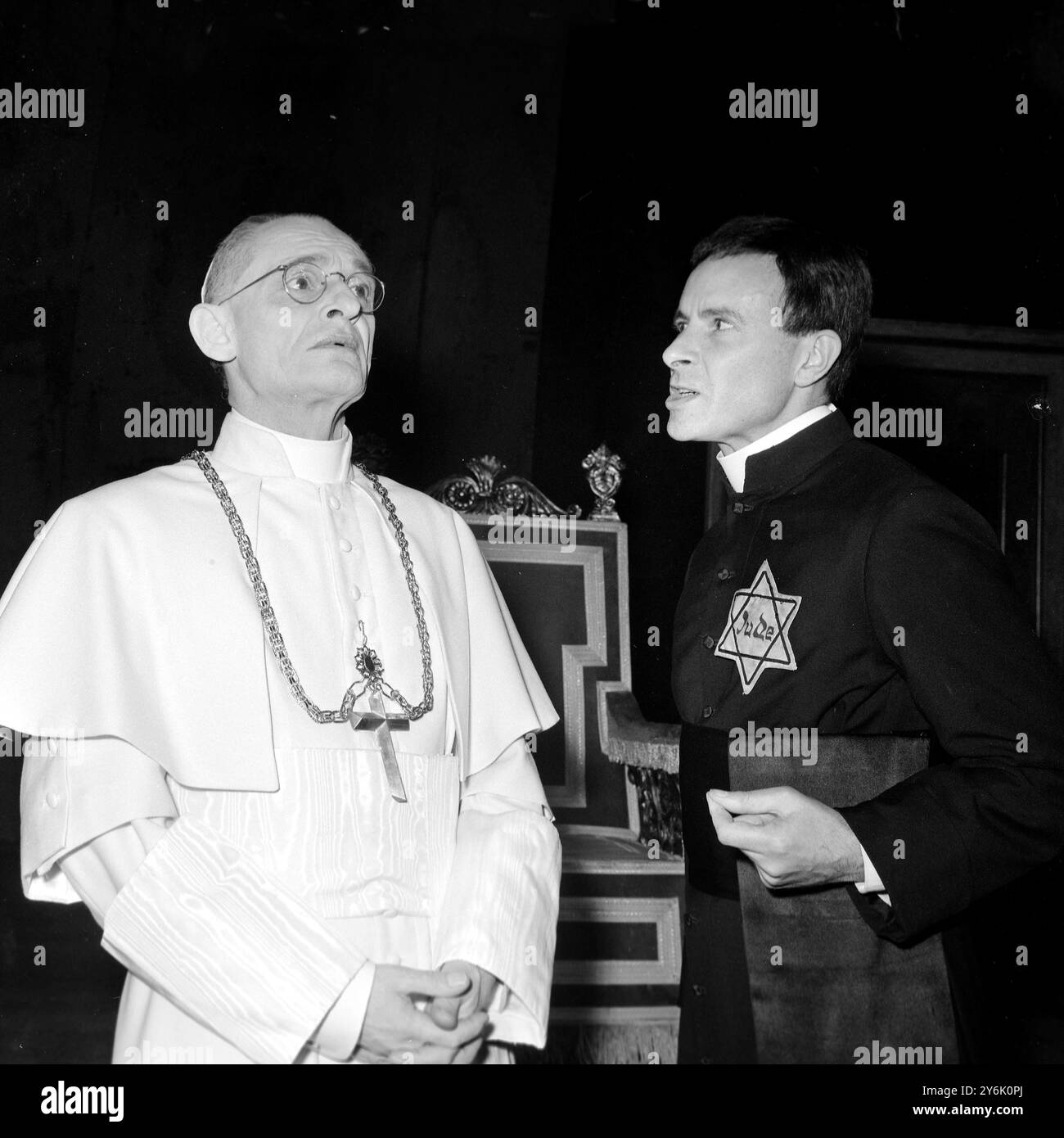 London : Royal Shakespeare Company actors , Alan Webb ( left ) and Alec ...