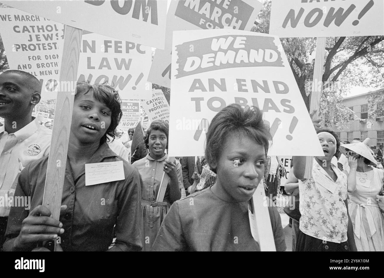 28 August 1963 Marchers with placards Over 200.000 civil rights ...