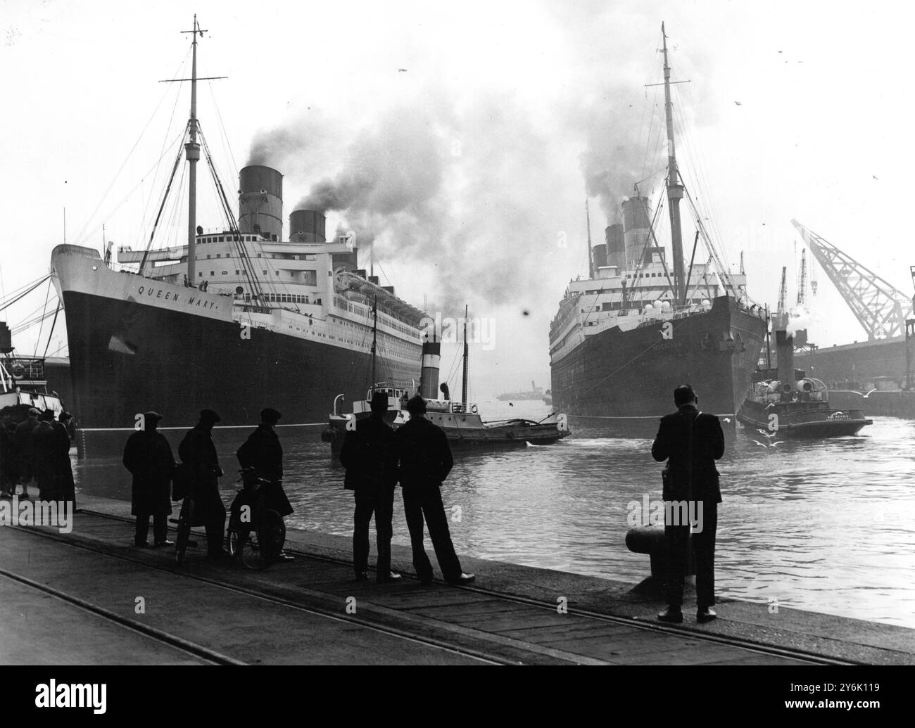 Queen mary ocean liner funnels hi-res stock photography and images - Alamy