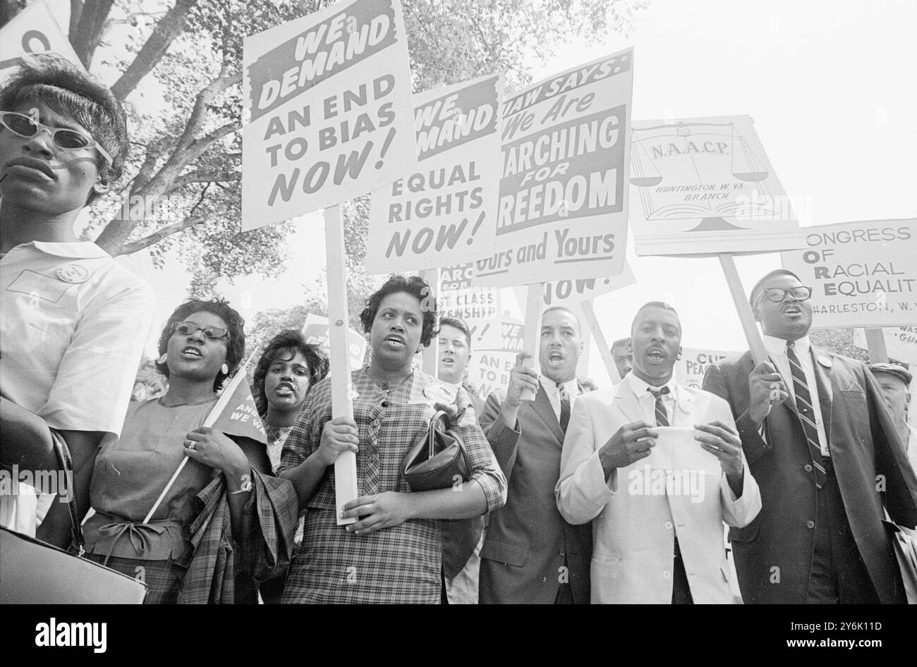 28 August 1963 Marchers with placards Over 200.000 civil rights ...