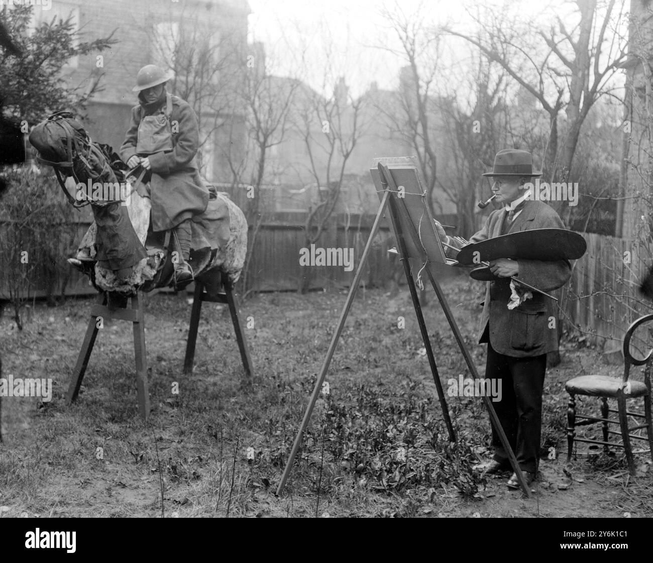 Captain Wollen , R I , R . O . I . , the renowned war artist busy on a ...