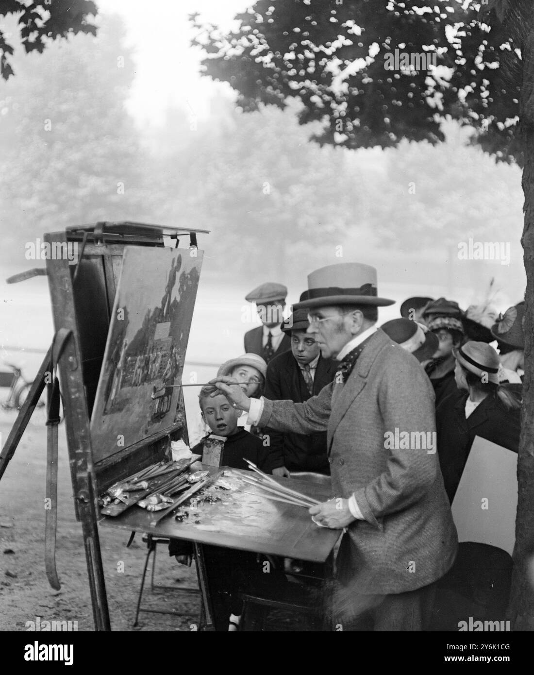 Mr John Lavery painting ' The Heroes of Loos ' in the park . 23 August ...
