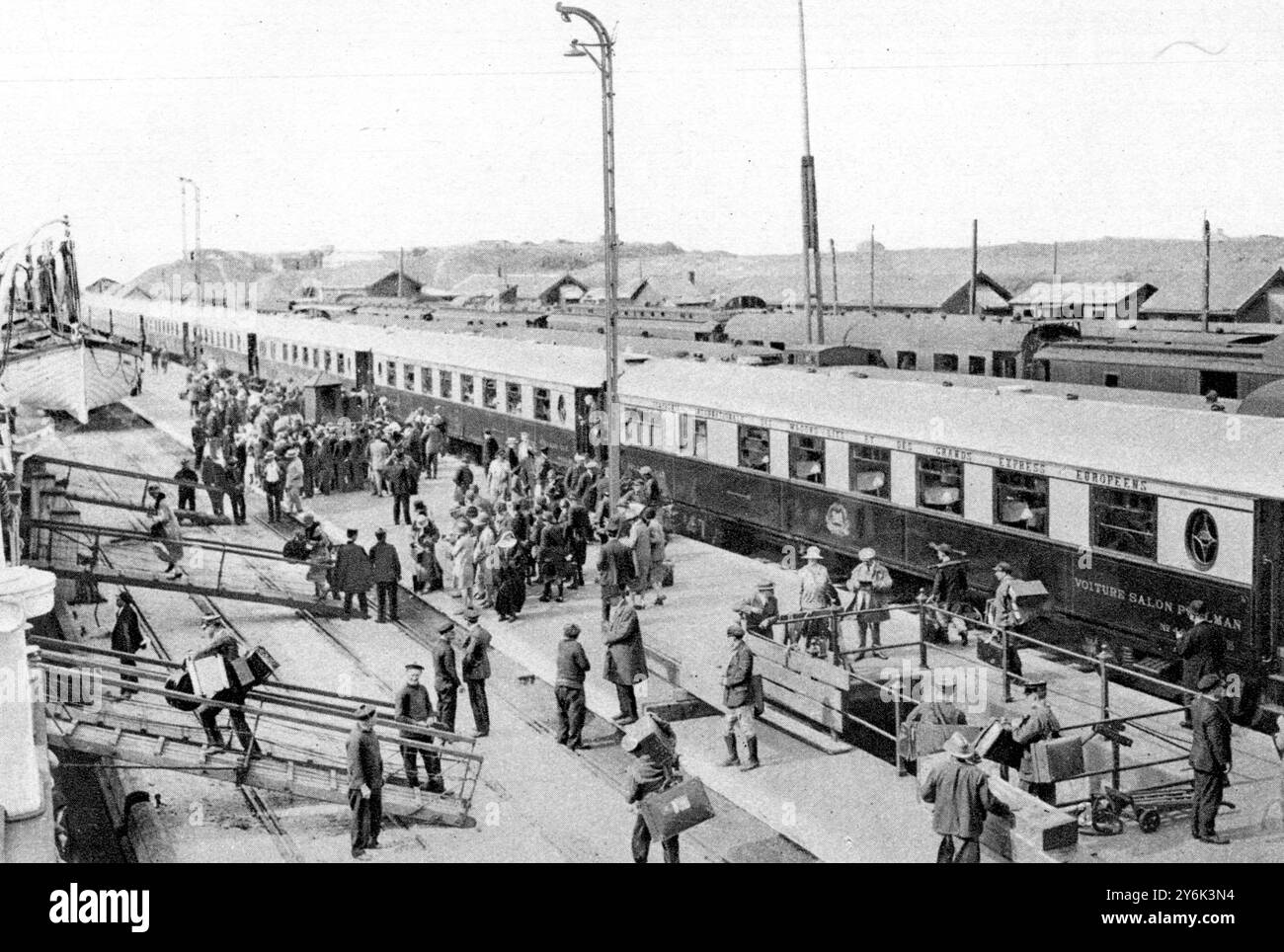 Golden arrow railway hi-res stock photography and images - Alamy