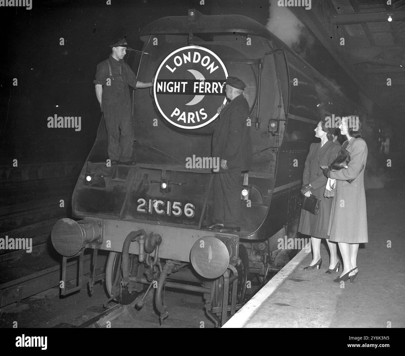 London night ferry train hi-res stock photography and images - Alamy